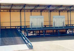 External open loading platform with access ramp