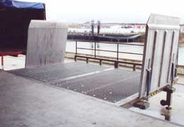 Stationary loading table fixed to the loading dock