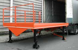Height-adjustable mobile loading table