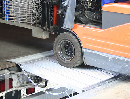 Loading ramps - Sliding drawbridge leveler