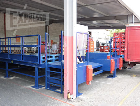 Loading dock : Loading table fixed to the loading dock