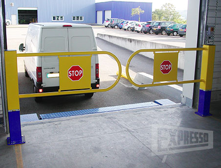 Swivelling dock barrier