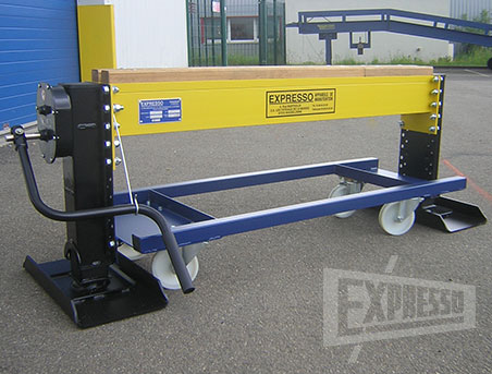 Reinforced safety trestle trailer jack